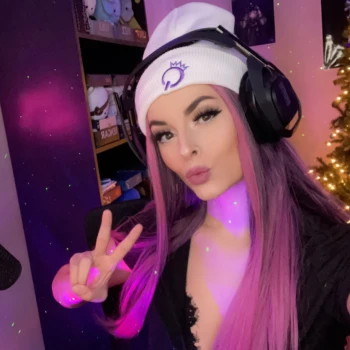 QueenQ Stream - Watch Live on Kick